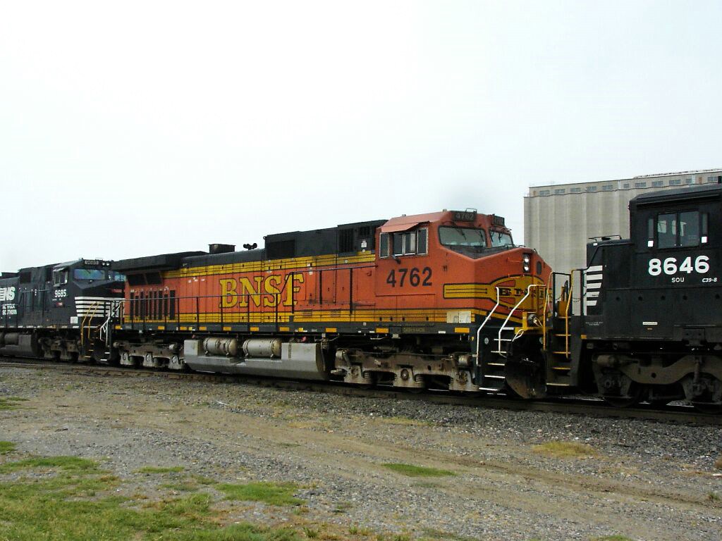 BNSF 4762, NS 8646, and NS 9685